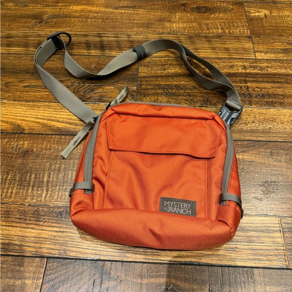 MYSTERY RANCH | Bags | Mystery Ranch District 4 | Poshmark